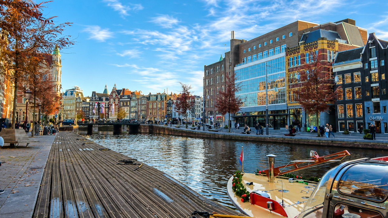 Paseo de invierno por Ámsterdam entre canales y calles navideñas
