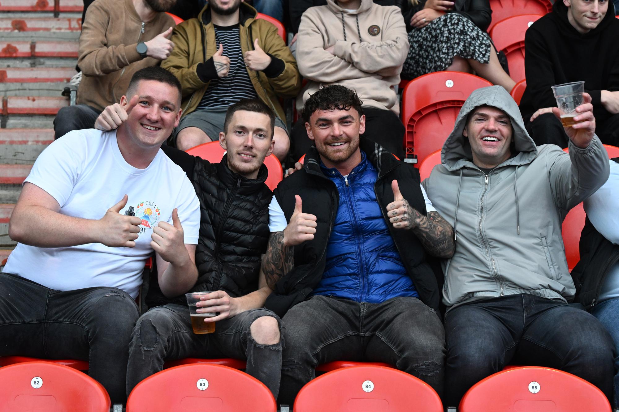 28 great pictures of fight fans who turned out for a big night of ...