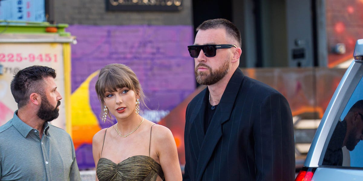 Taylor Swift wears Elizabeth Taylor’s opal jewelry to a Brooklyn wedding