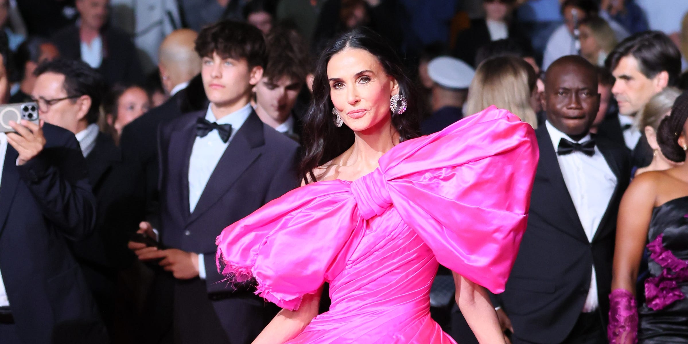 Demi Moore’s stylist explains why she chose that decaying gown for the ...