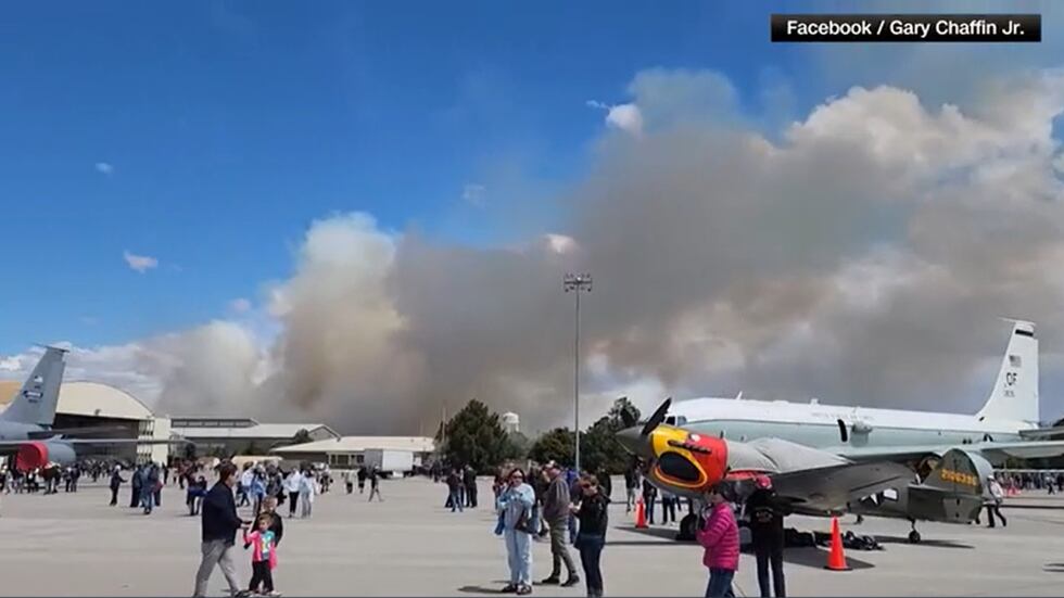 4 crew members eject safely after 2 Navy jets collide during air show ...