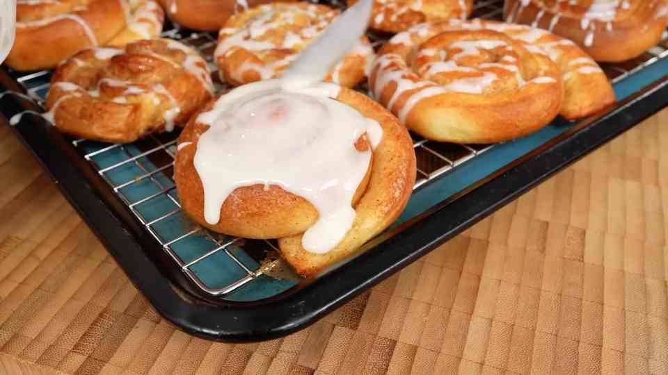 2 min vs 20 min vs 2 hour cinnamon rolls… here’s the difference