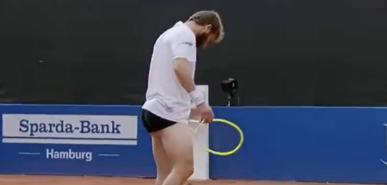 Encore battu, Corentin Moutet baisse son short en plein match