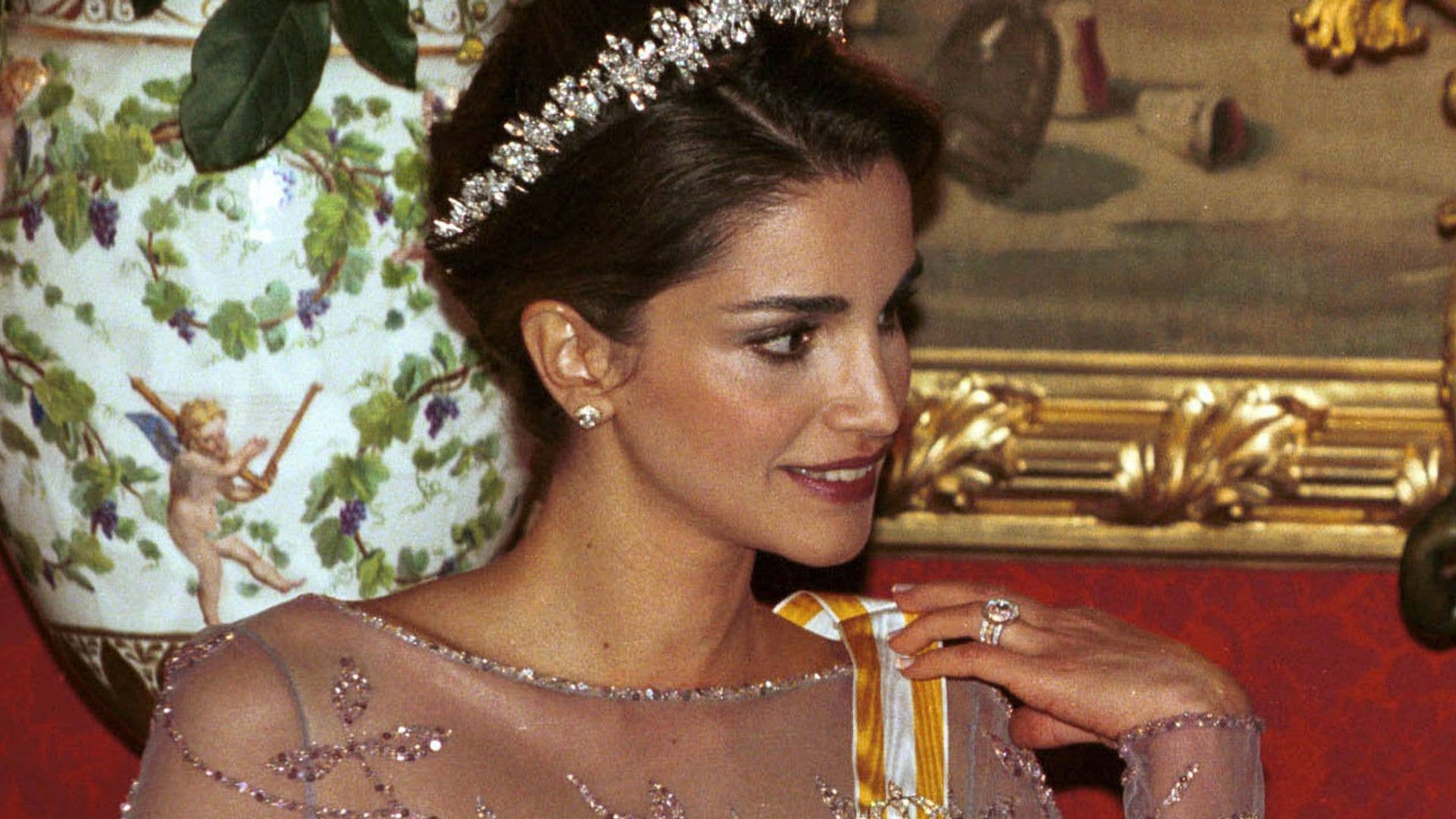 Queen Rania’s ‘vivid’ engagement ring she very rarely wears