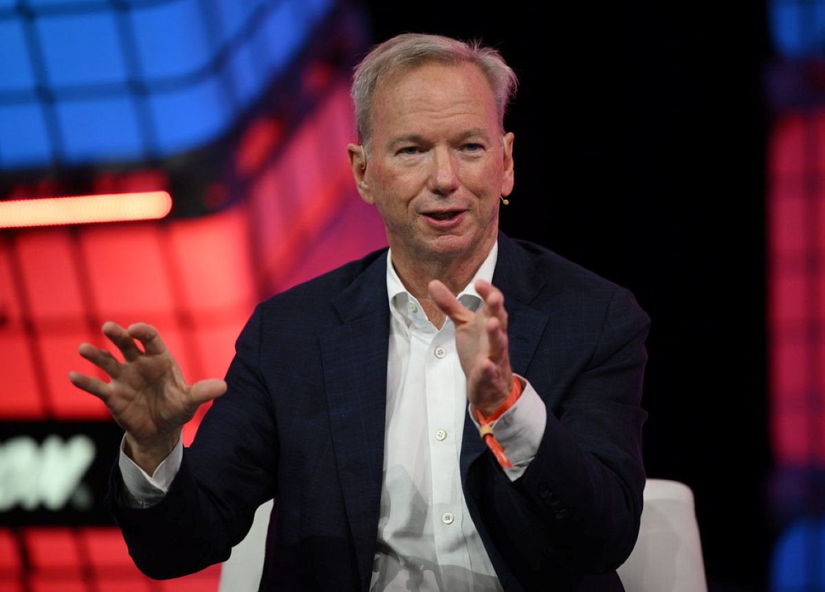 Former Google CEO talks about AI at graduation – students revolt