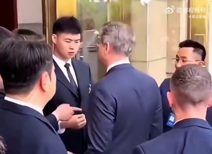 Swaggering MAGA goon humiliated by Chinese security