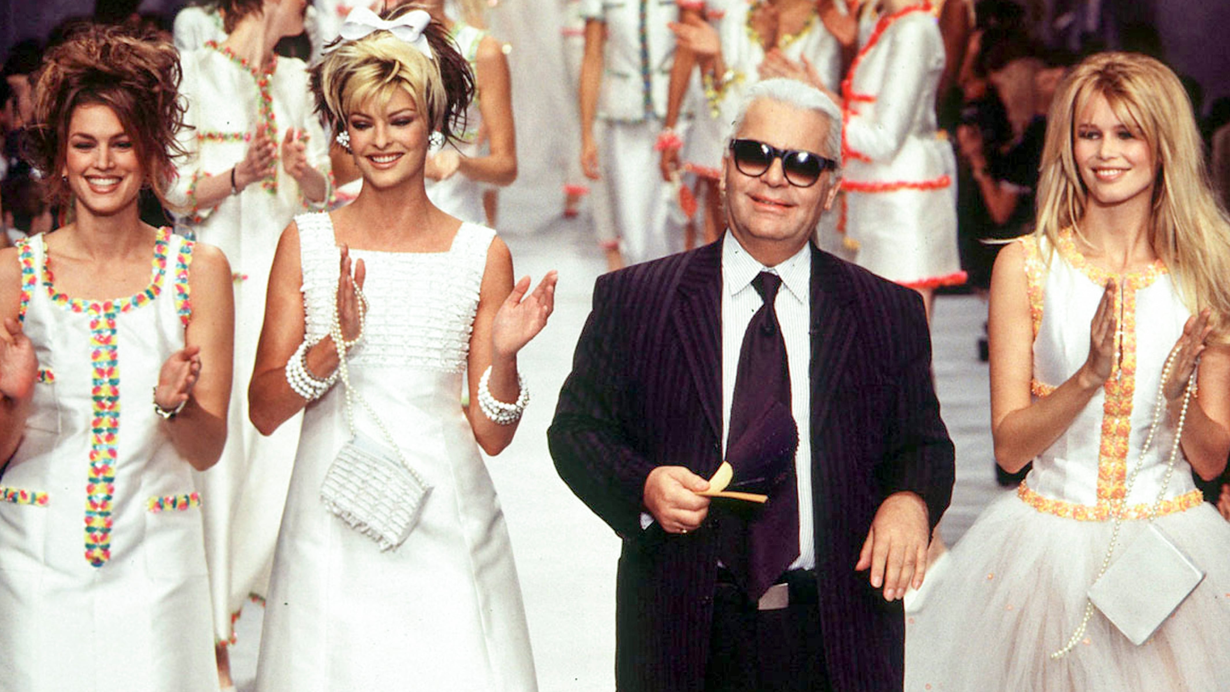 Supermodel makes surprise runway cameo at 60 years old