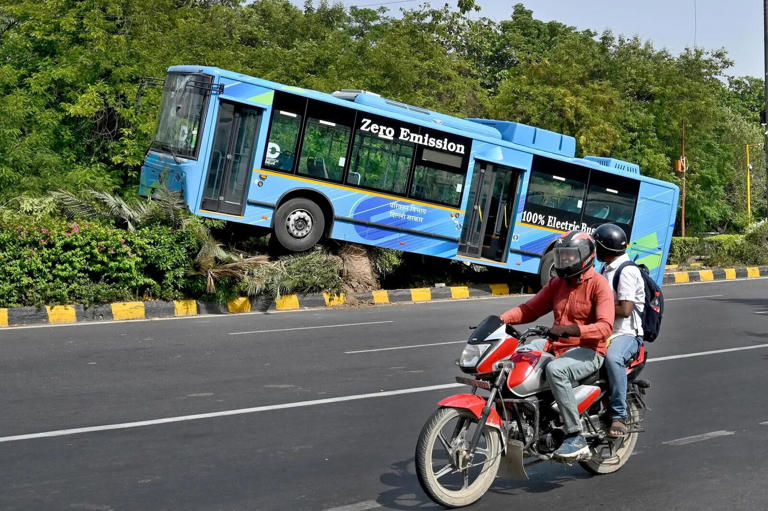 DTC bus rams divider near Rajghat after brake failure; no injuries
