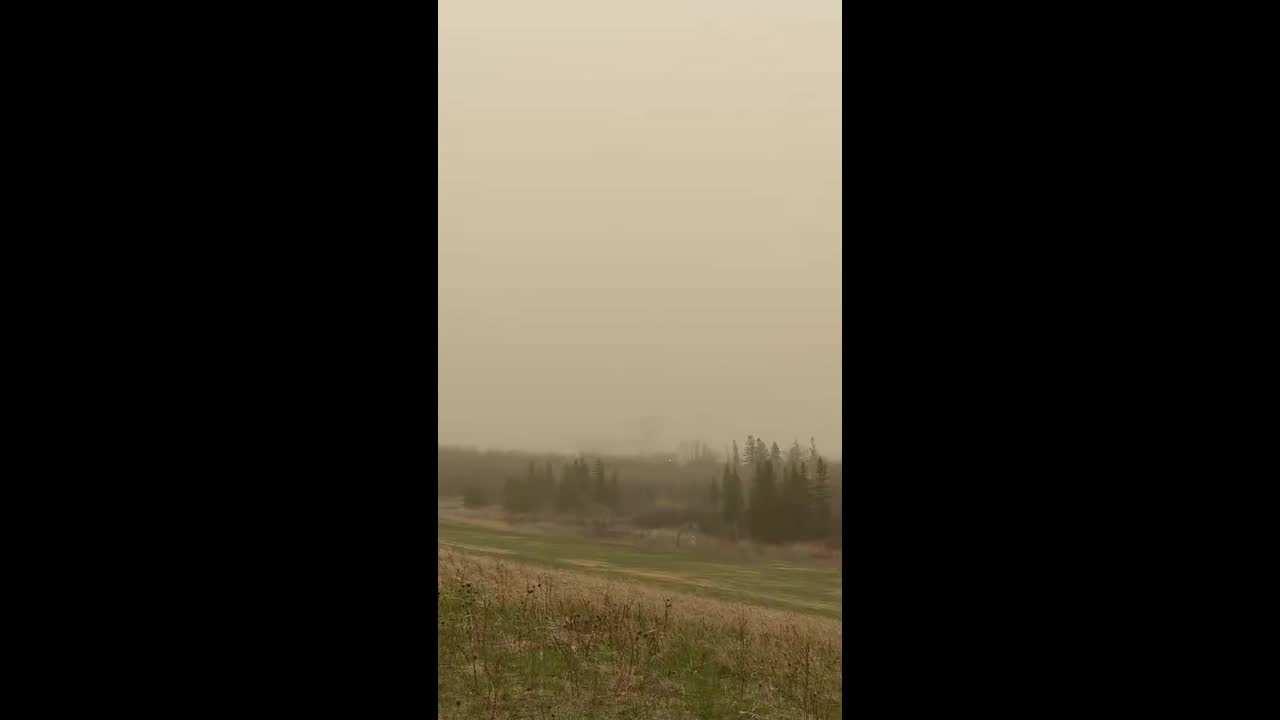 Powerful dust storm sweeps across Winnipeg, Canada