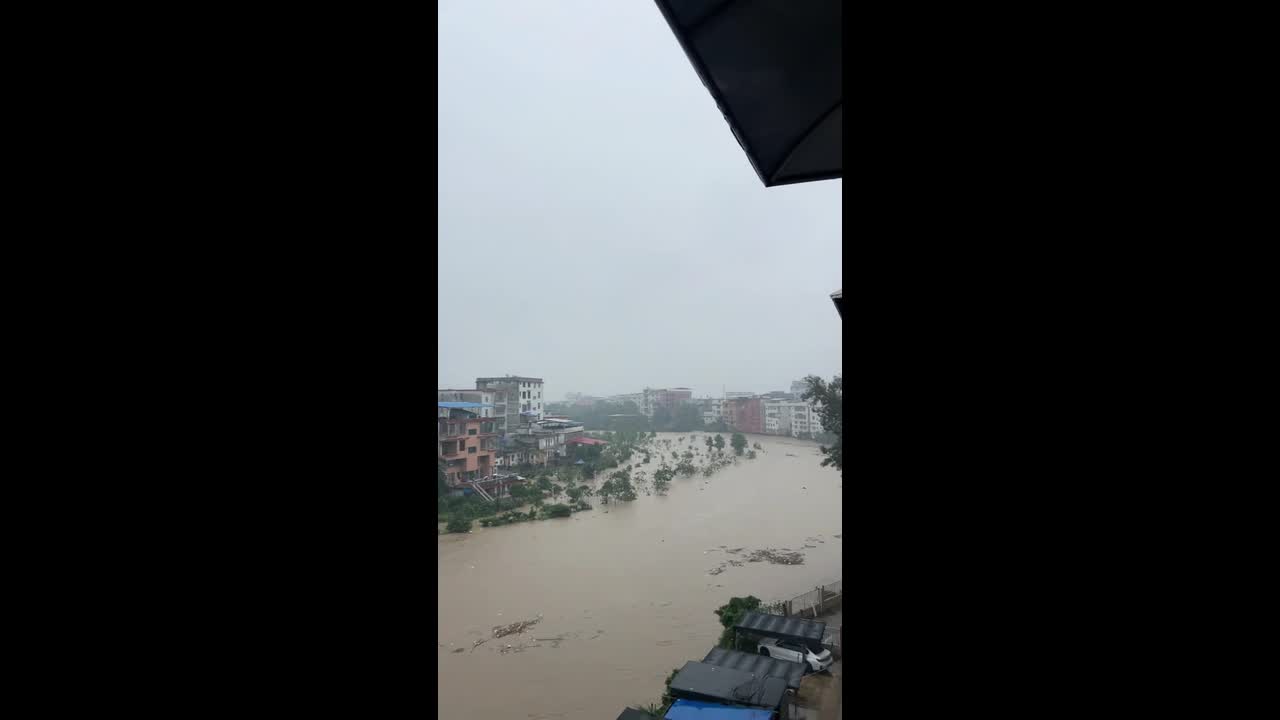 Massive flooding overwhelms residential area in Fujian, China