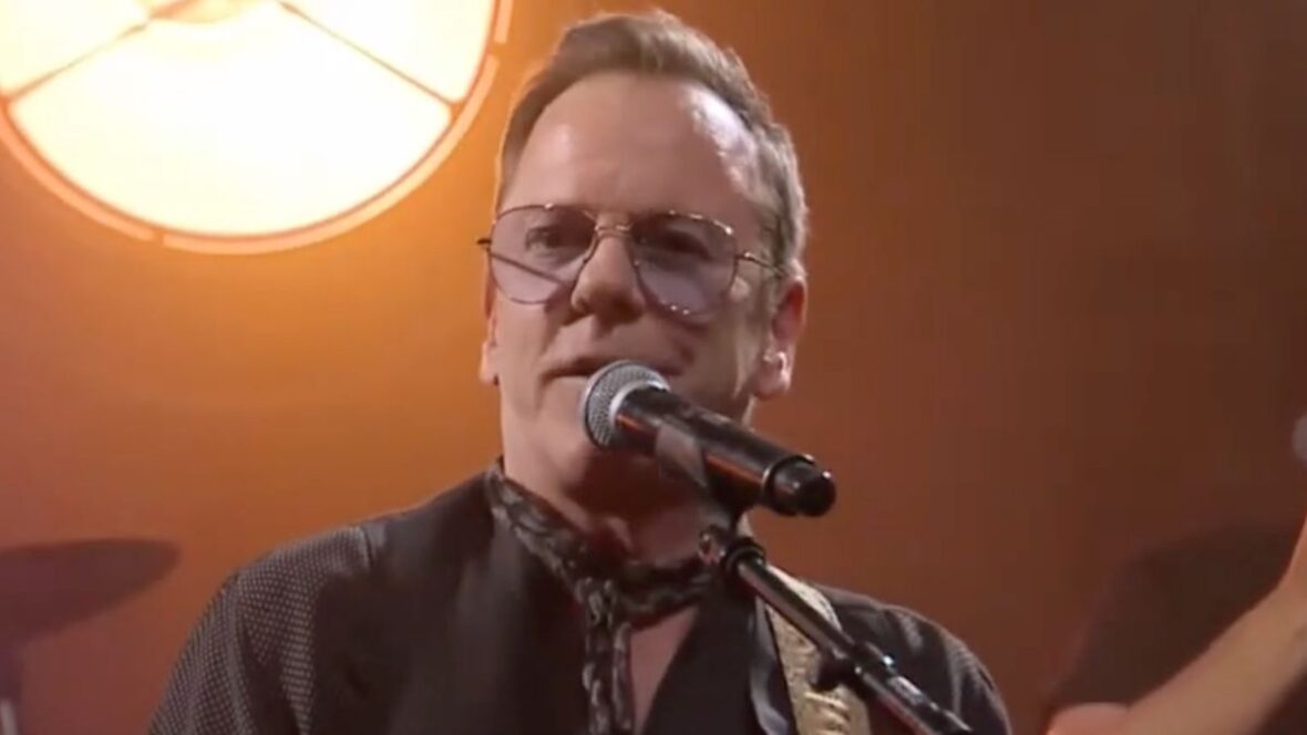 Kiefer Sutherland stops concert – cancels for sad reason