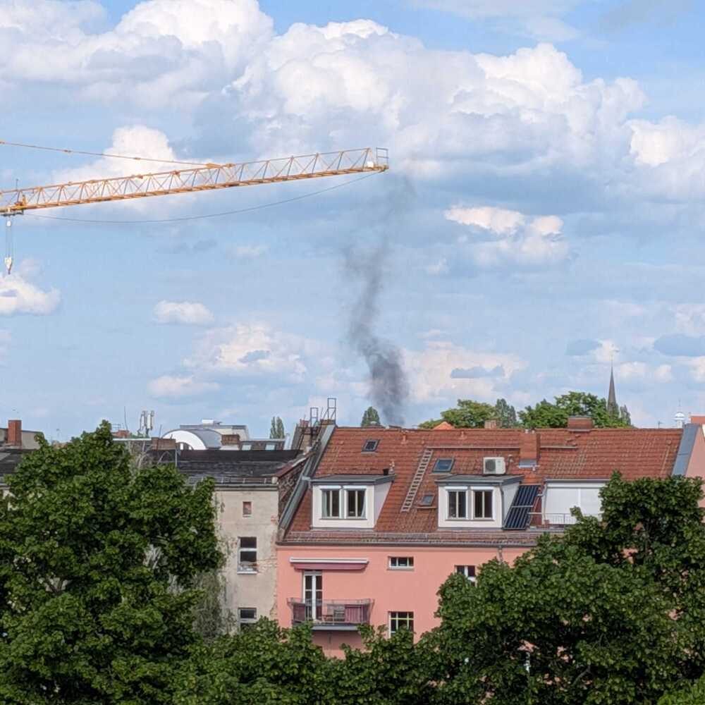 Feuer auf einem Industriegelände: Rauchsäule über Berlin-Pankow weithin ...
