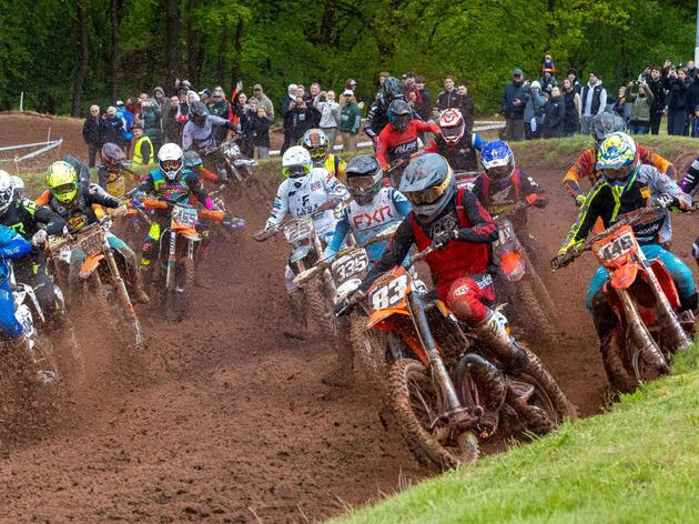 320 Fahrer starten beim Motocross-Rennen in Meckbach