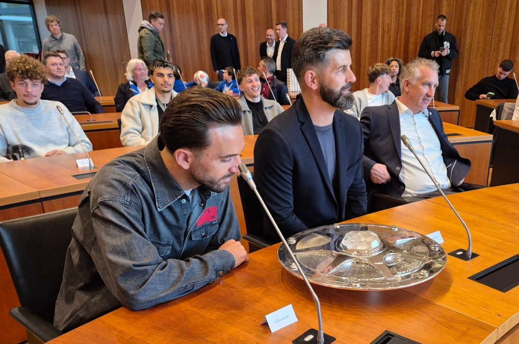 Schalkes Mini-Meisterfeier im Rathaus: Tillmann enthüllt Pakt mit ...
