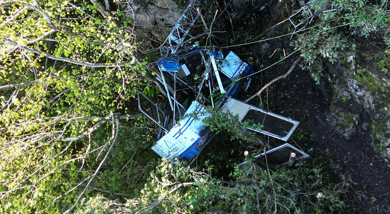 Tragedia Monte Faito, al via il recupero dei cavi della funivia: stop ...