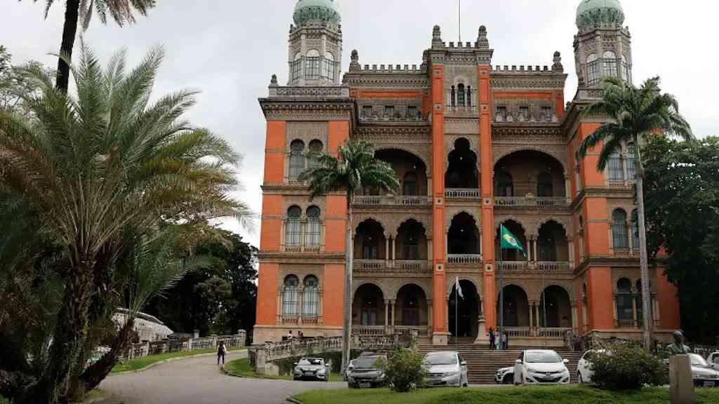 Justiça manda remover perfis com fake news sobre a Fiocruz