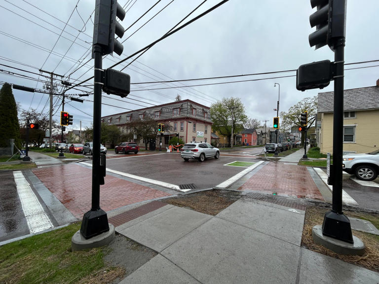 New traffic lights arrive in Burlington as part of parkway project