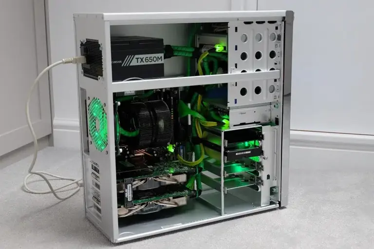 Entusiasta monta PC retrô poderoso com SLI de GeForce 7900 GTO e diz ...