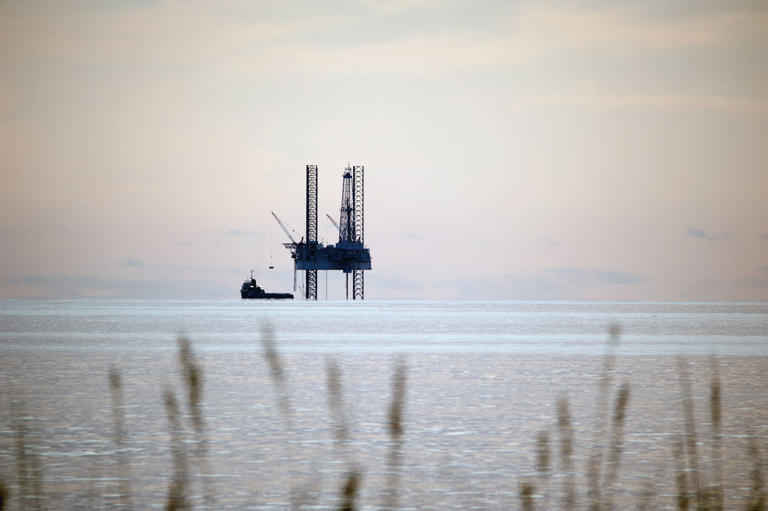 US Air Force looks to convert offshore oil rigs into rocket recovery ...
