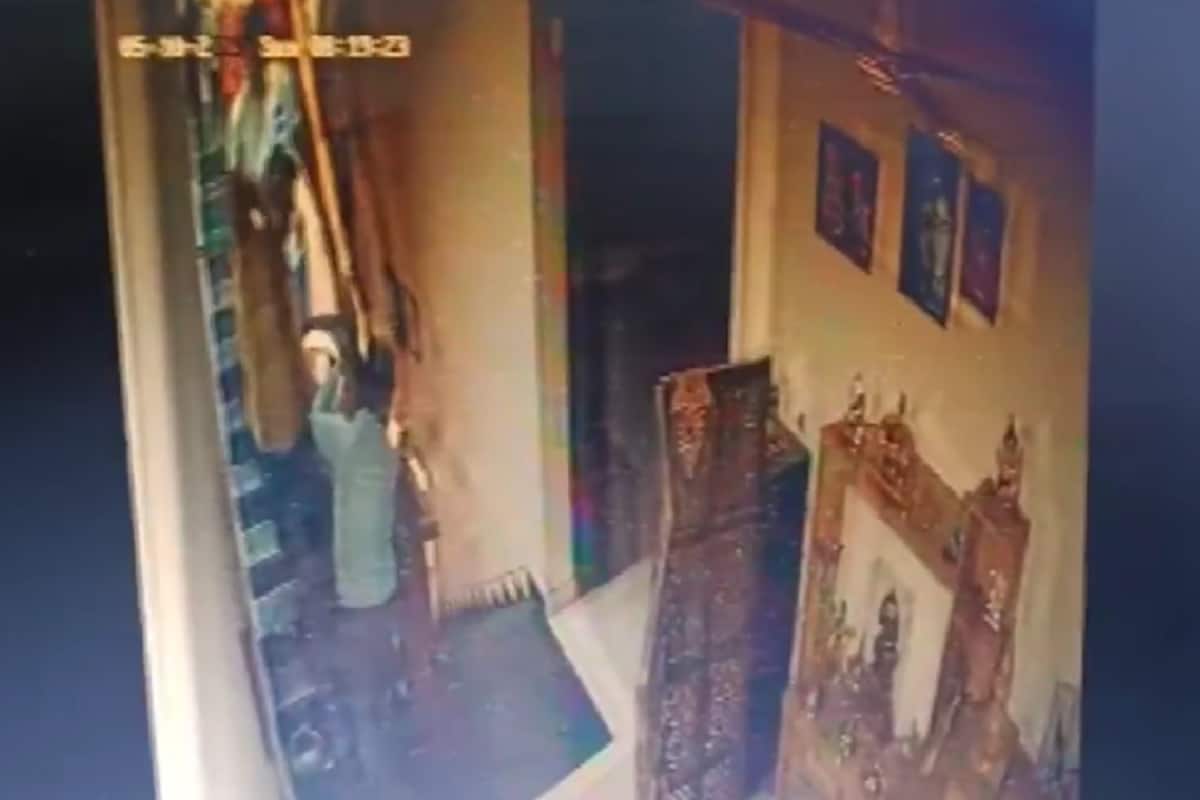 Last moments of Twisha Sharma captured on CCTV, husband seen carrying ...