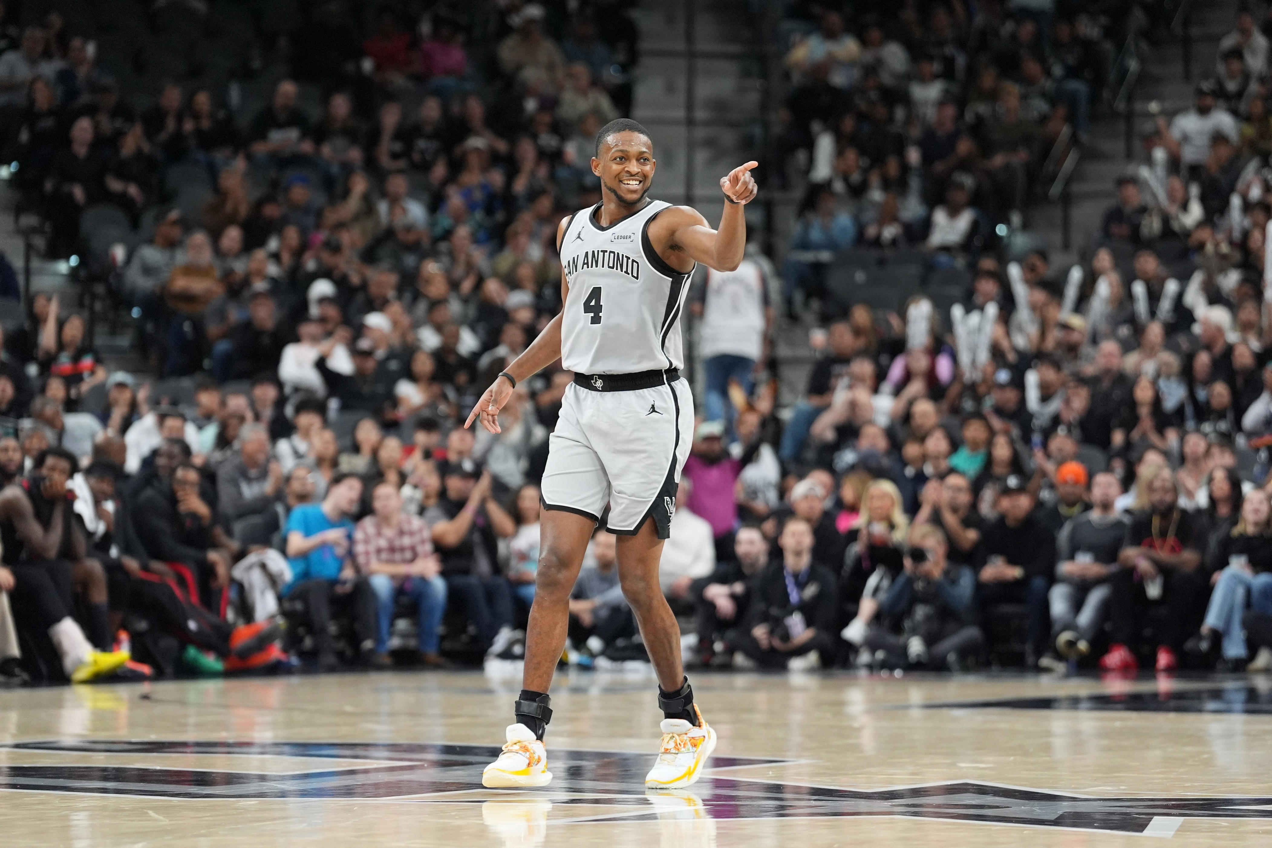 Is De'Aaron Fox (ankle) playing tonight for Spurs against Thunder in ...