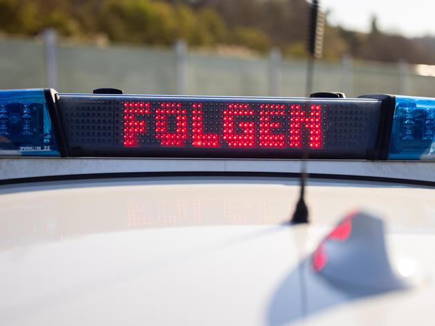 Schwangere Frau flüchtet vor Polizei – dann landet ihr Mercedes auf dem ...