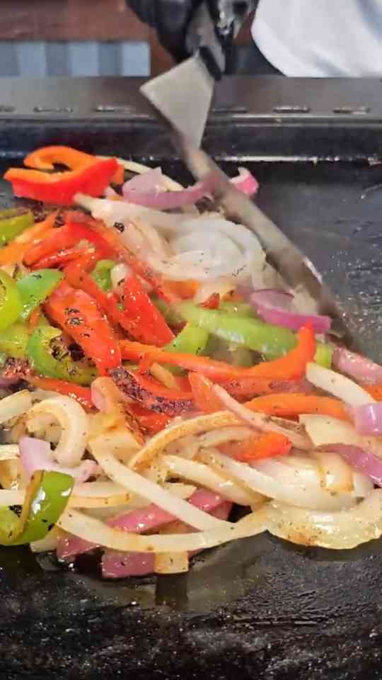 The secret to a perfect Italian sausage and peppers sandwich
