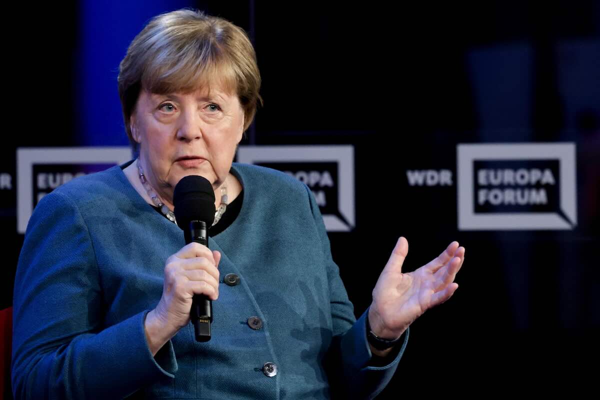 Angela Merkel scuote l’Ue: «Mediare tra Putin e Zelensky? Serve un ...