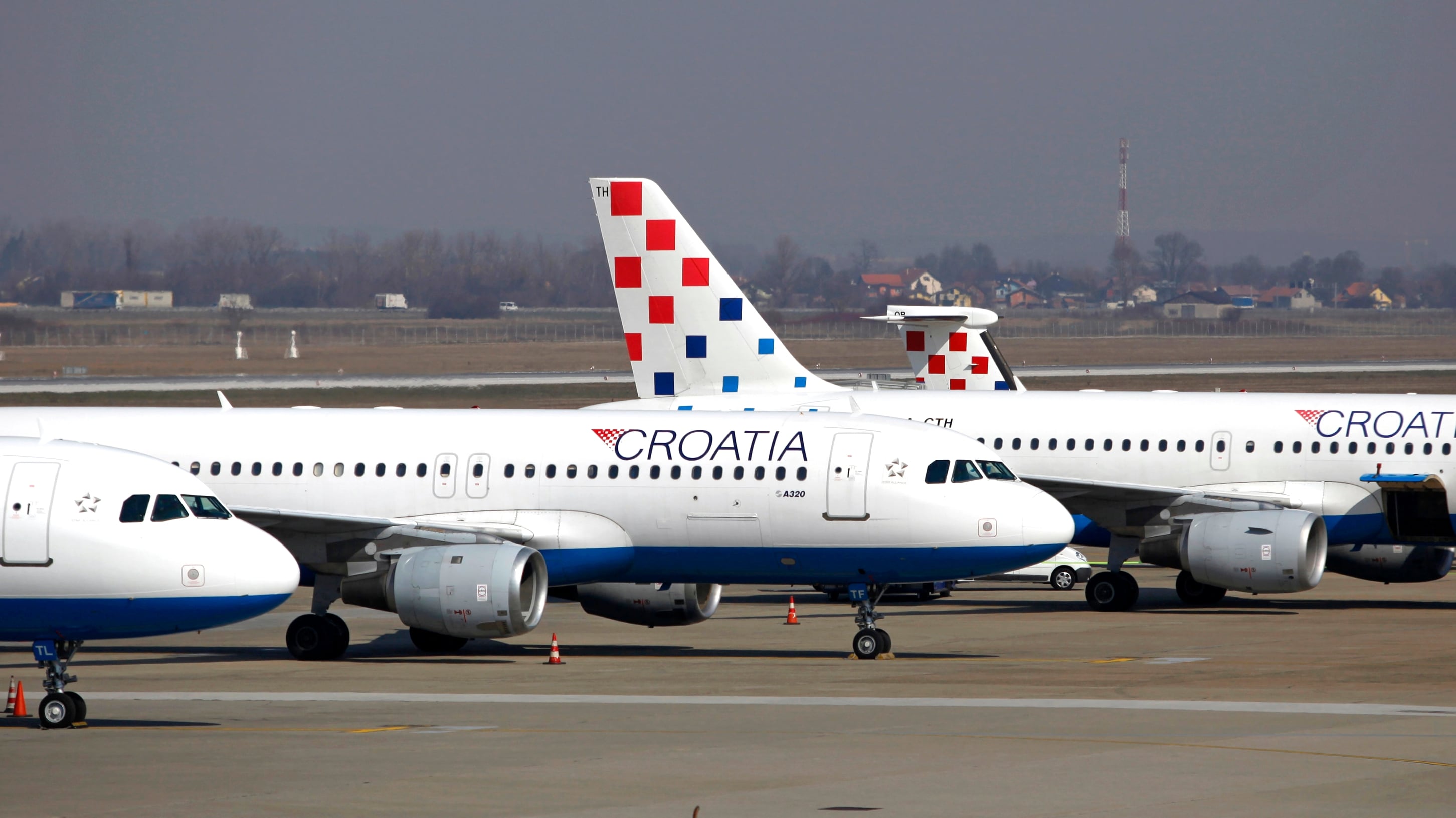 Passengers scream as plane veers off runway
