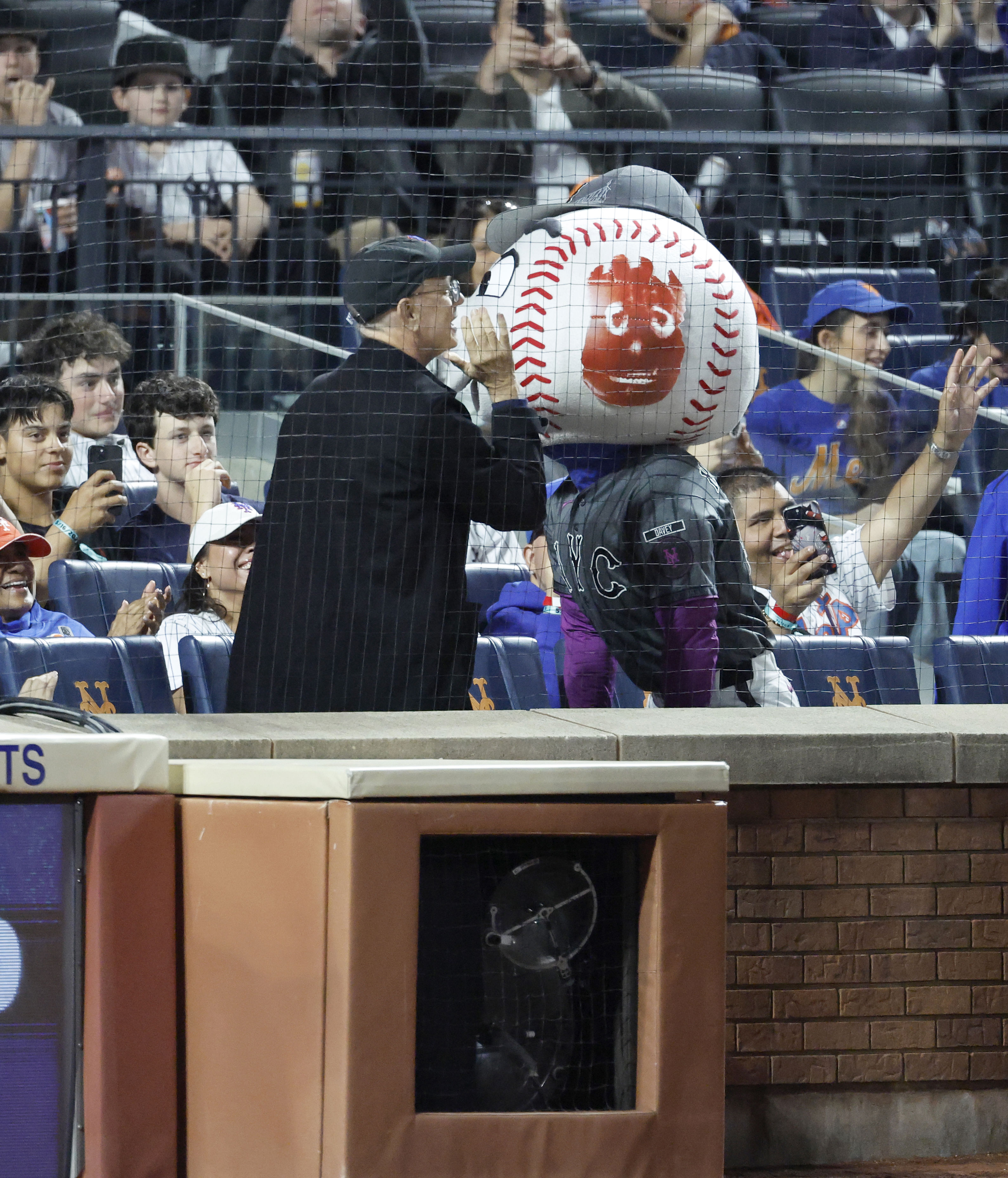 Tom Hanks has epic interaction with Mr. Met dressed up as his 'Cast ...