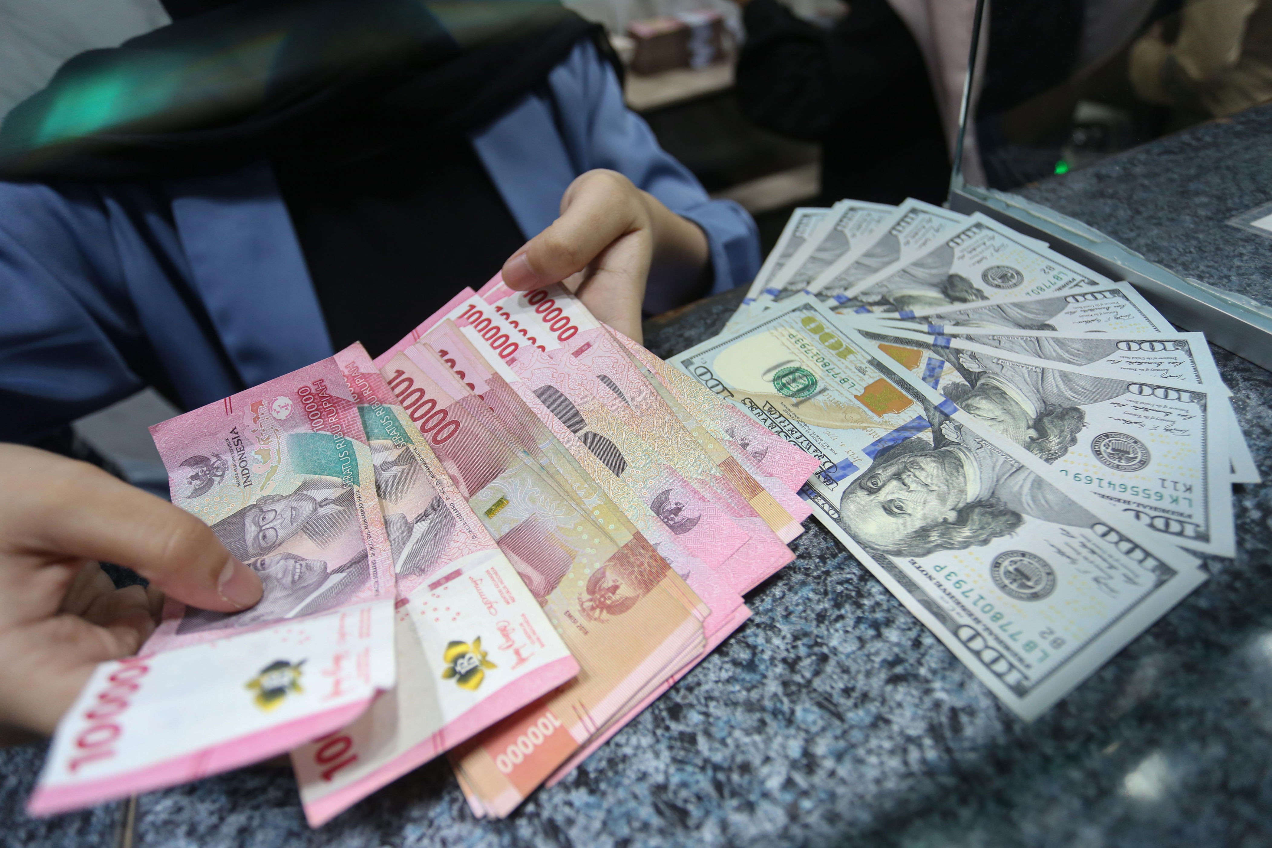 Rupiah makin loyo dekati 17.900 per US$ jelang pengumuman BPS