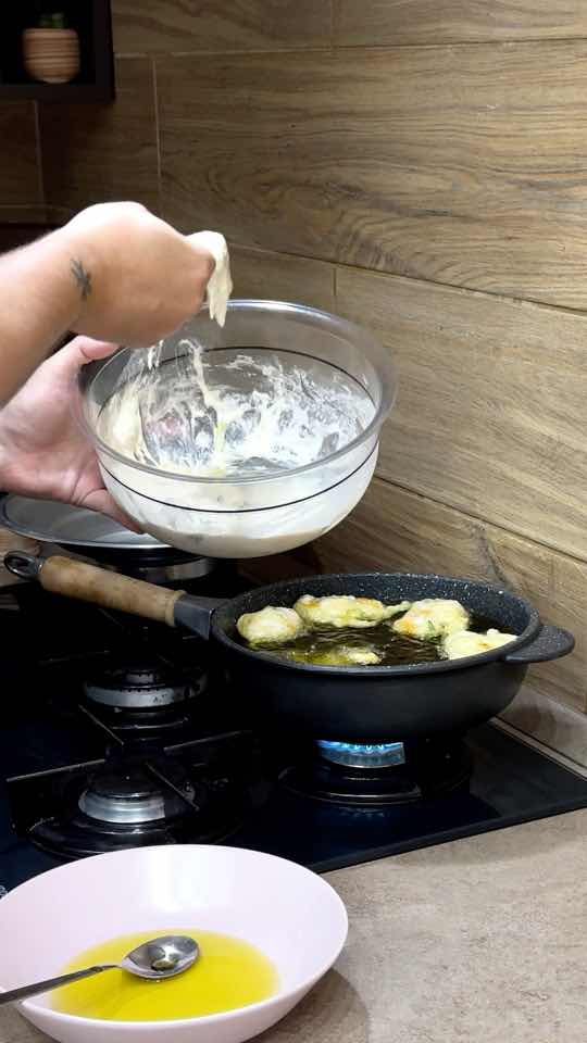 Frittelle di fiori di zucca e basilico