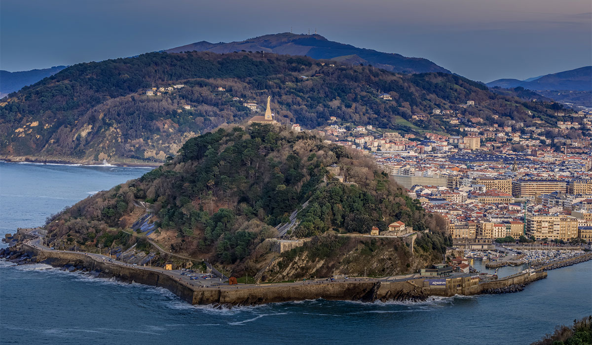 Tourist dead after plunging 400ft from popular viewpoint on 'paradise ...