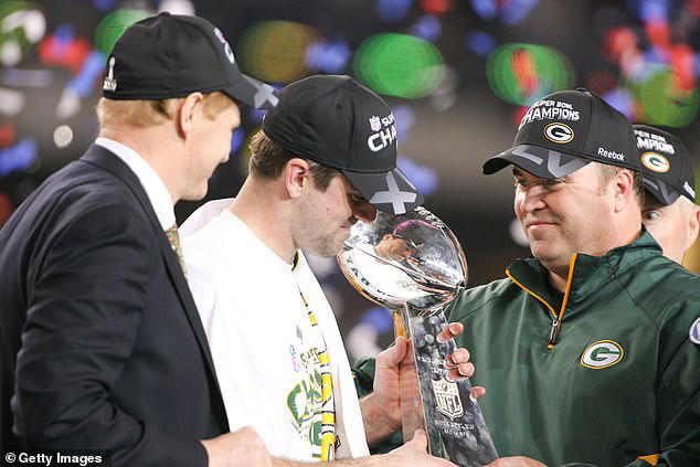 Aaron Rodgers officially signs mega-money deal with the Steelers to ...