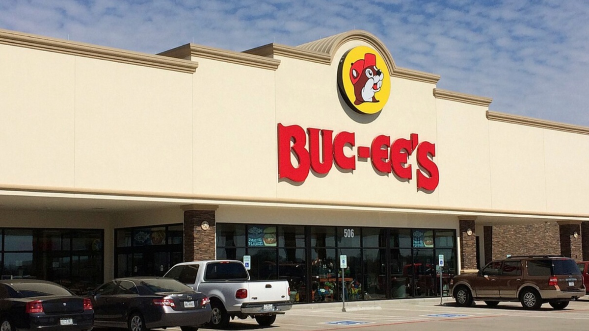 Buc-ee's new gas policy sparks outrage: Why you can't pay with a card ...