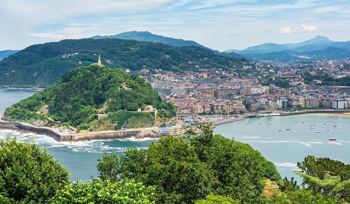 Tourist dead after plunging 400ft from popular viewpoint on 'paradise ...