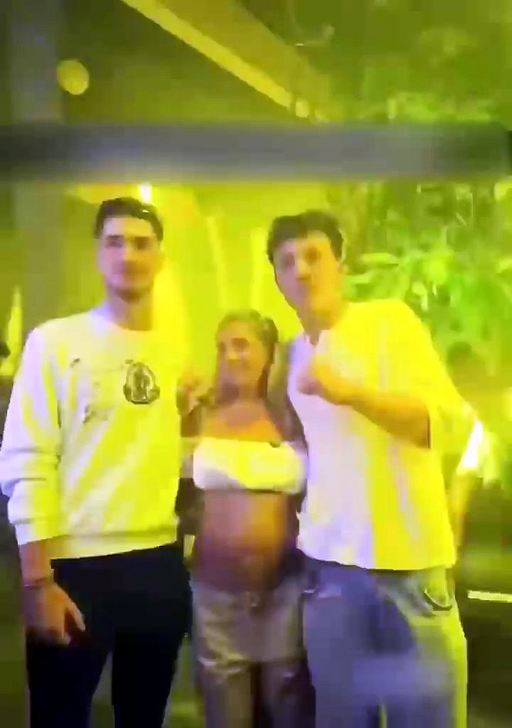 La star d’OnlyFans Bonnie Blue aperçue enceinte en train de boire des ...