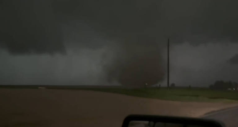Watch: 70 mph winds blast across Sergeant Bluff, Iowa, following nearby ...