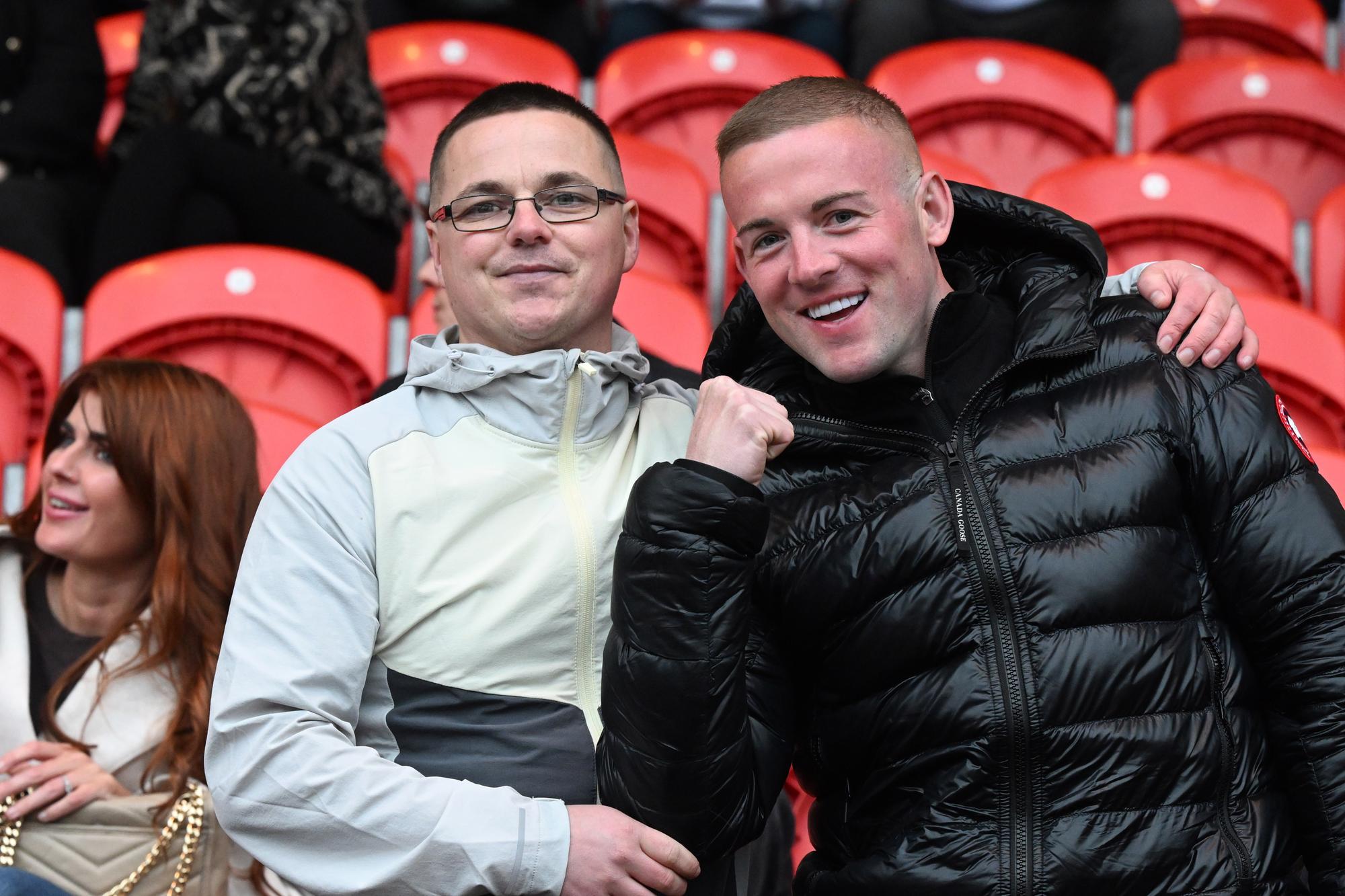 28 great pictures of fight fans who turned out for a big night of ...