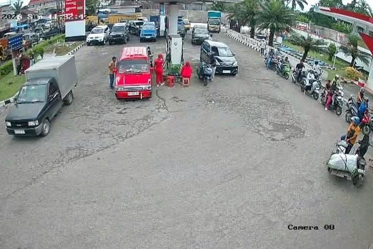 Antrean di SPBU mengular, ada temuan solar eceran dijual Rp 15 ribu/liter?