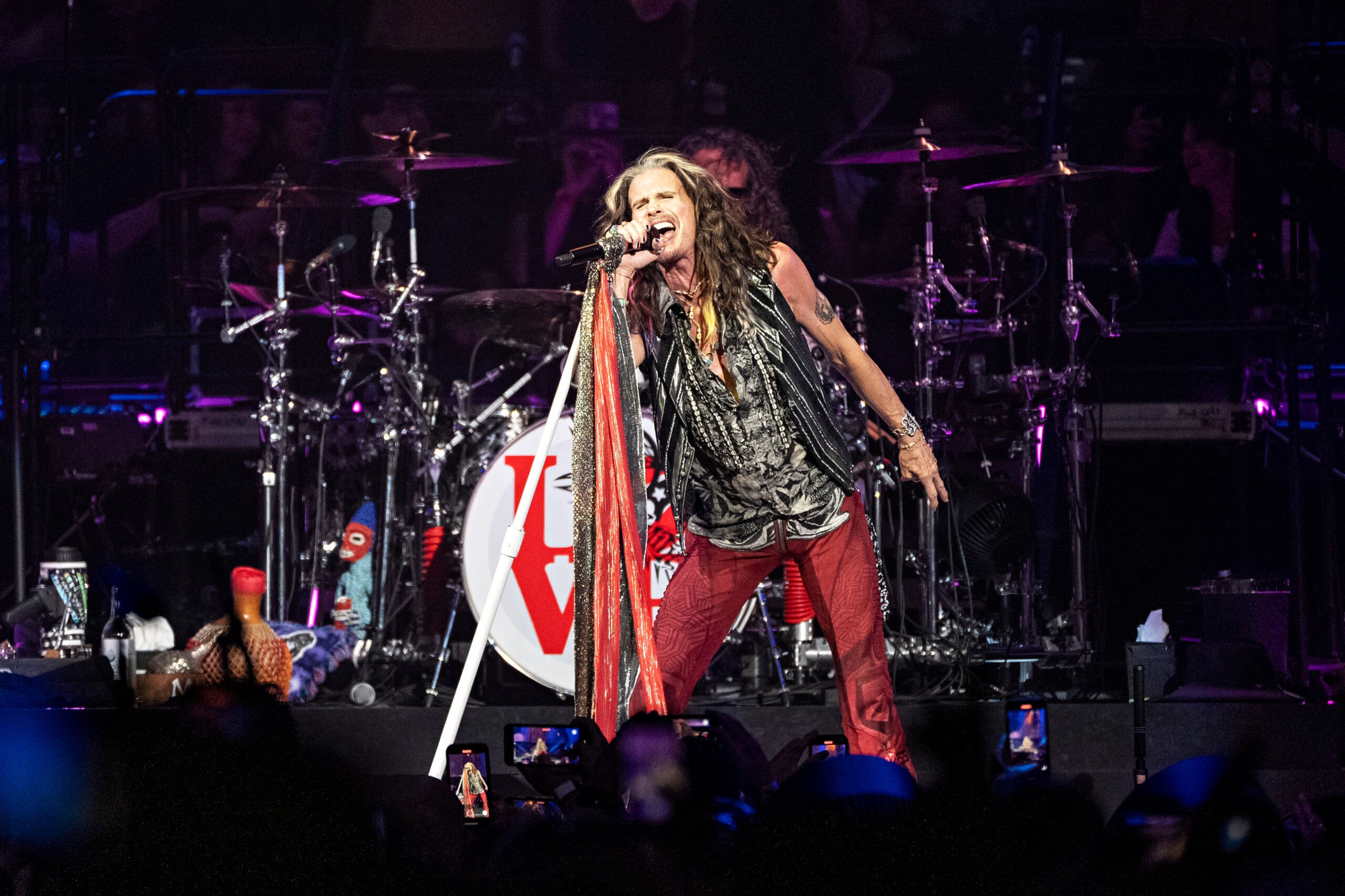 Steven Tyler stops for ice cream in Quincy