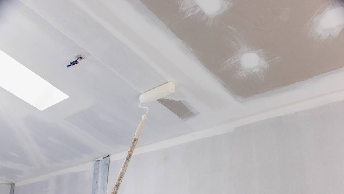 Interior designer's ingenious umbrella hack for painting her ceiling ...