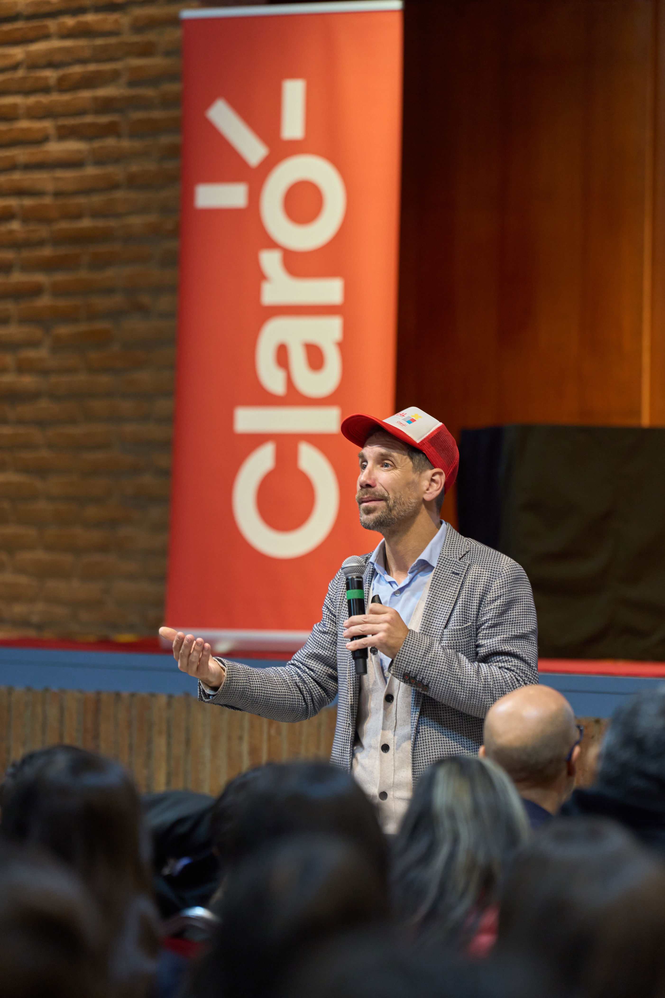 Claro impulsa el liderazgo digital en jóvenes