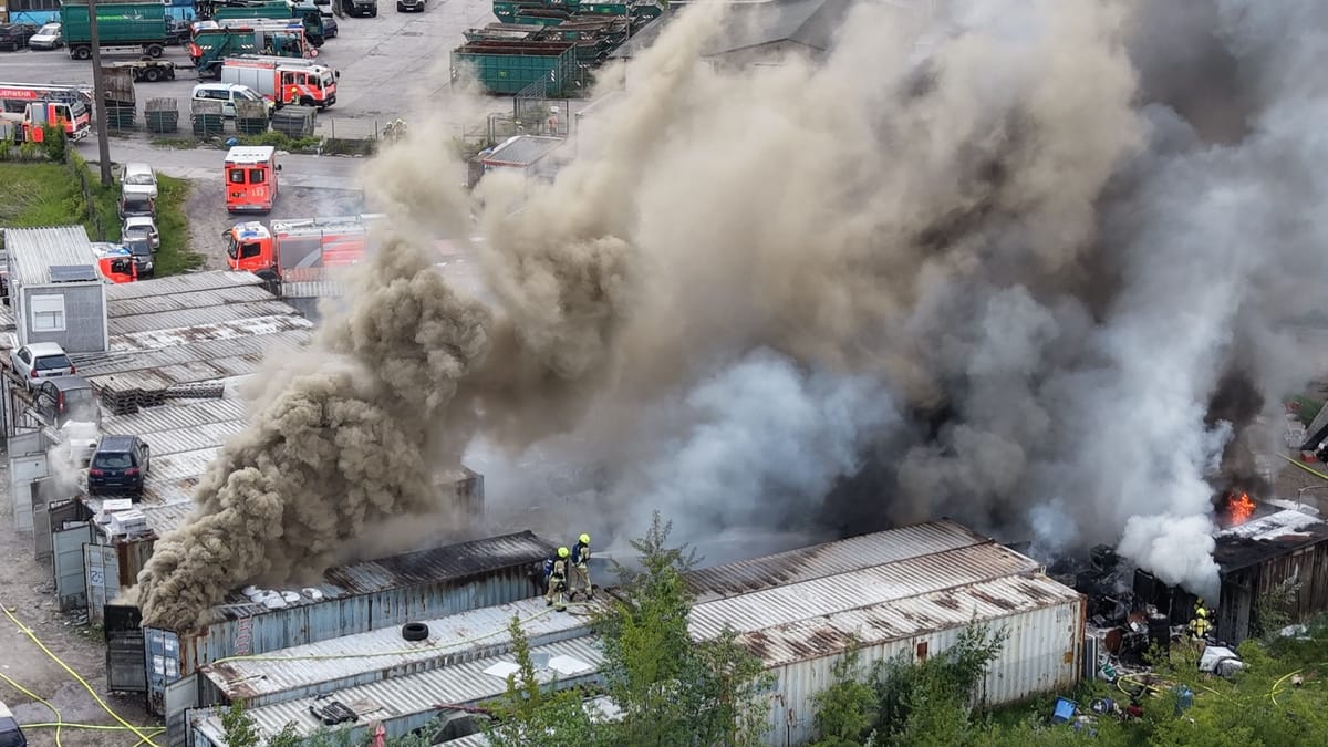 Große Rauchsäule über dem Norden: Lagerhalle und Autos in Flammen
