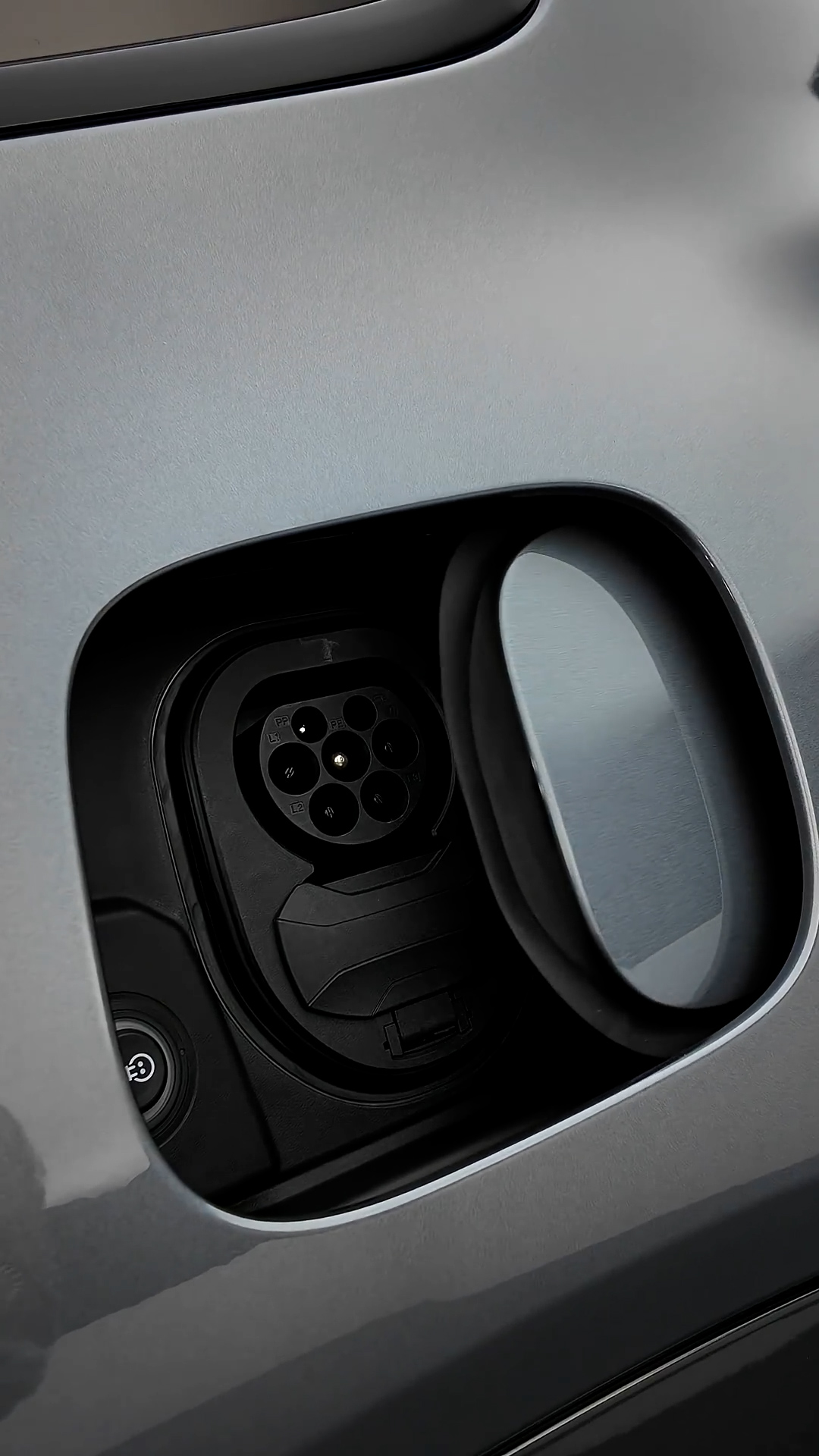 Porsche Cayenne eléctrico con fácil acceso de carga