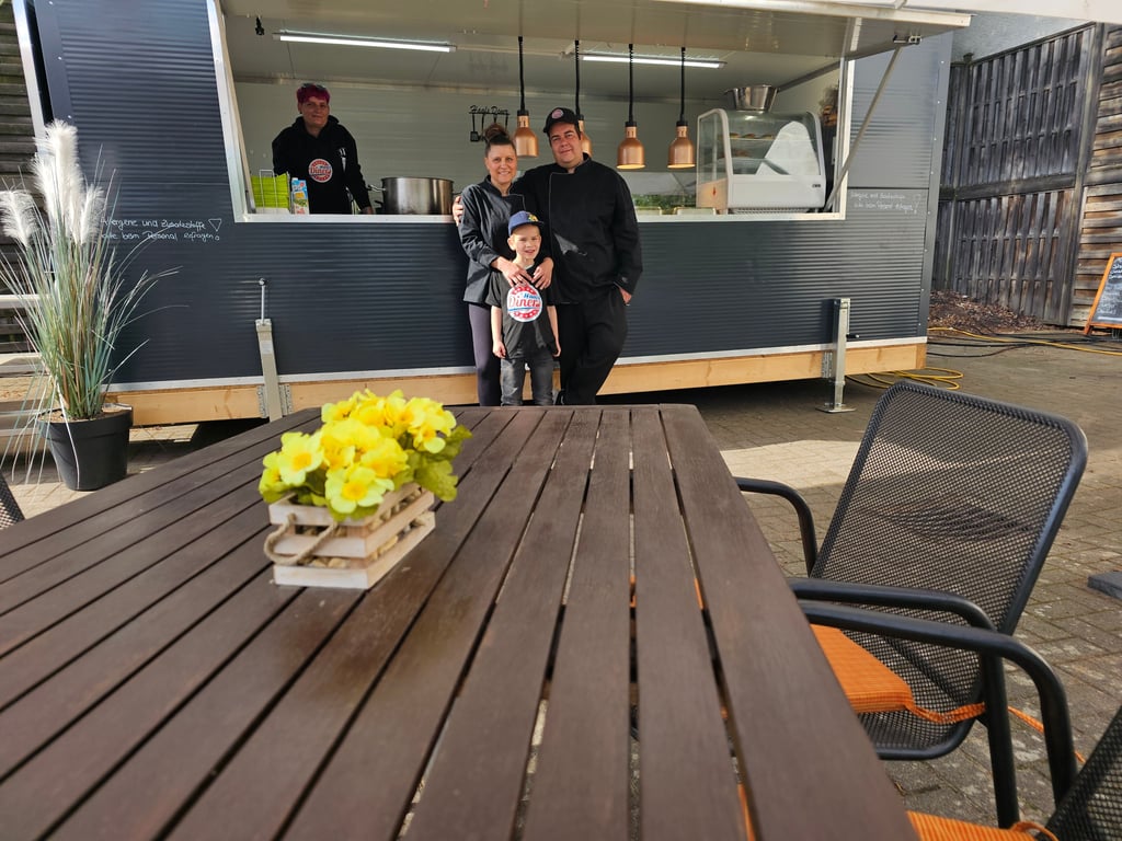 Mobile Kantine startet neu durch mit Currywurst, Burgern und täglichem ...
