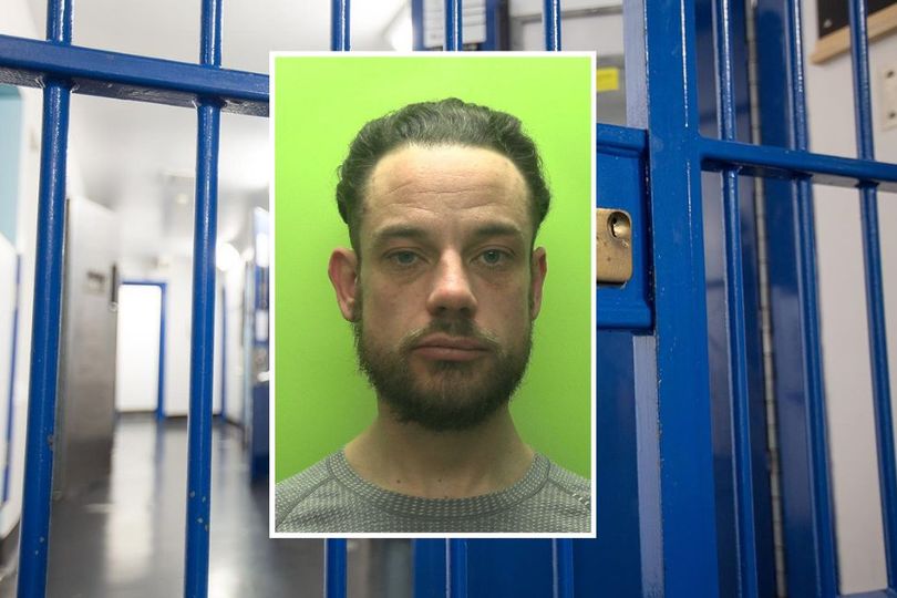 Watch as bungling burglar caught red-handed struggling to open door in ...