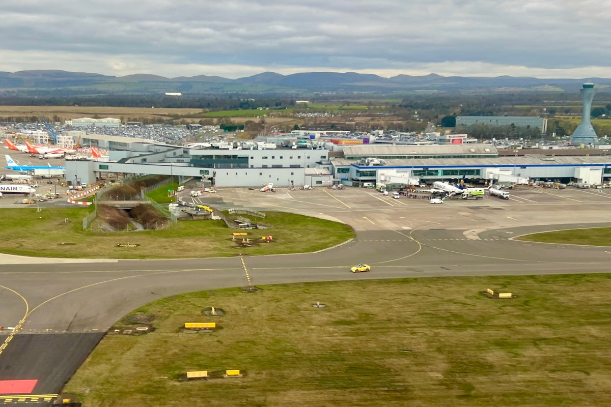 Another UK airport raises drop-off charge