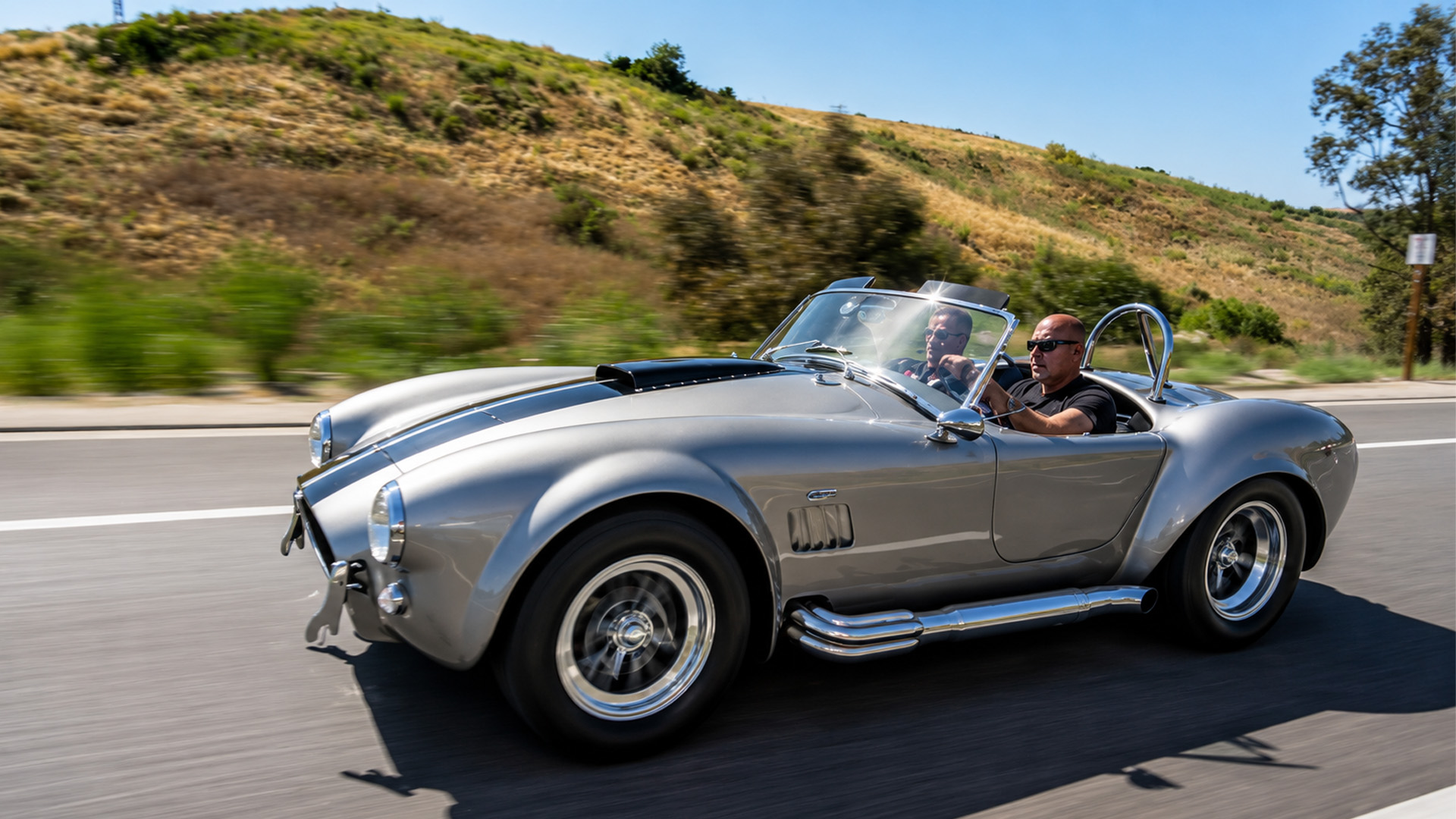Superformance Shelby Cobra roars with 500 HP
