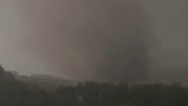 Incredible moment funnel cloud forms in real time in Iowa